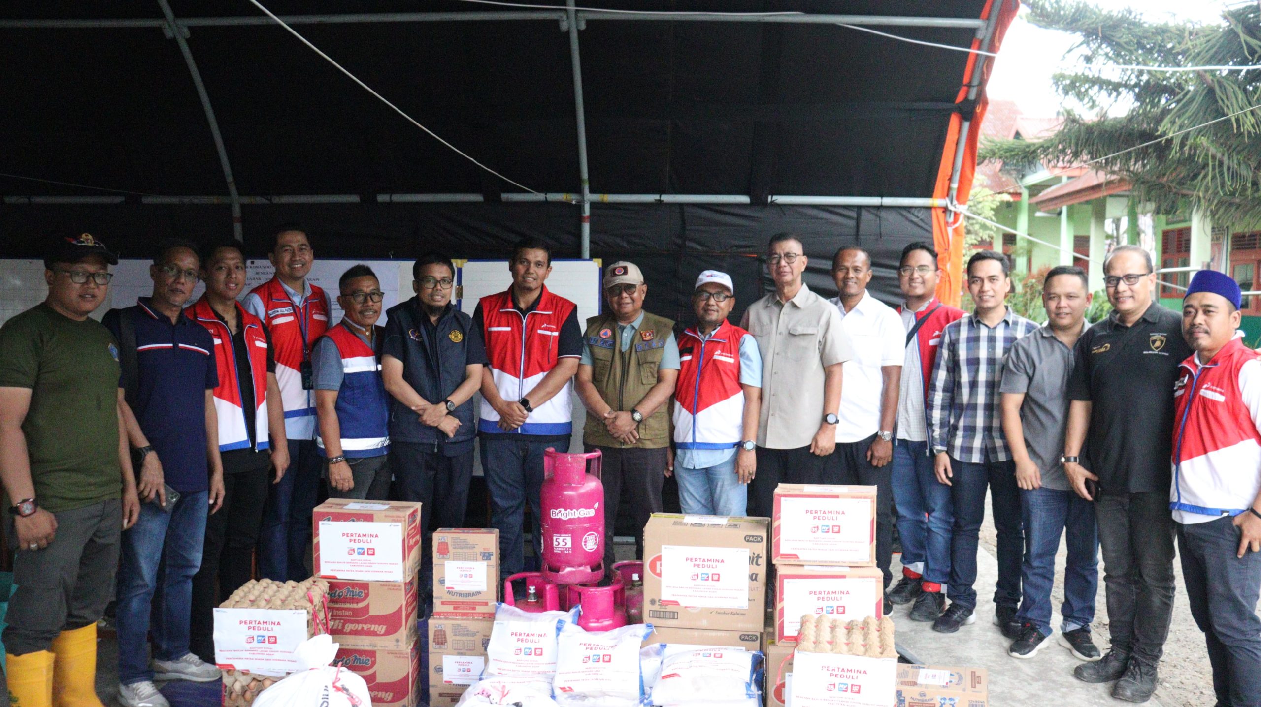 Pertamina Peduli Salurkan Bantuan Sosial Bencana Banjir Lahar Dingin Gunung Marapi - Kliksiar.com